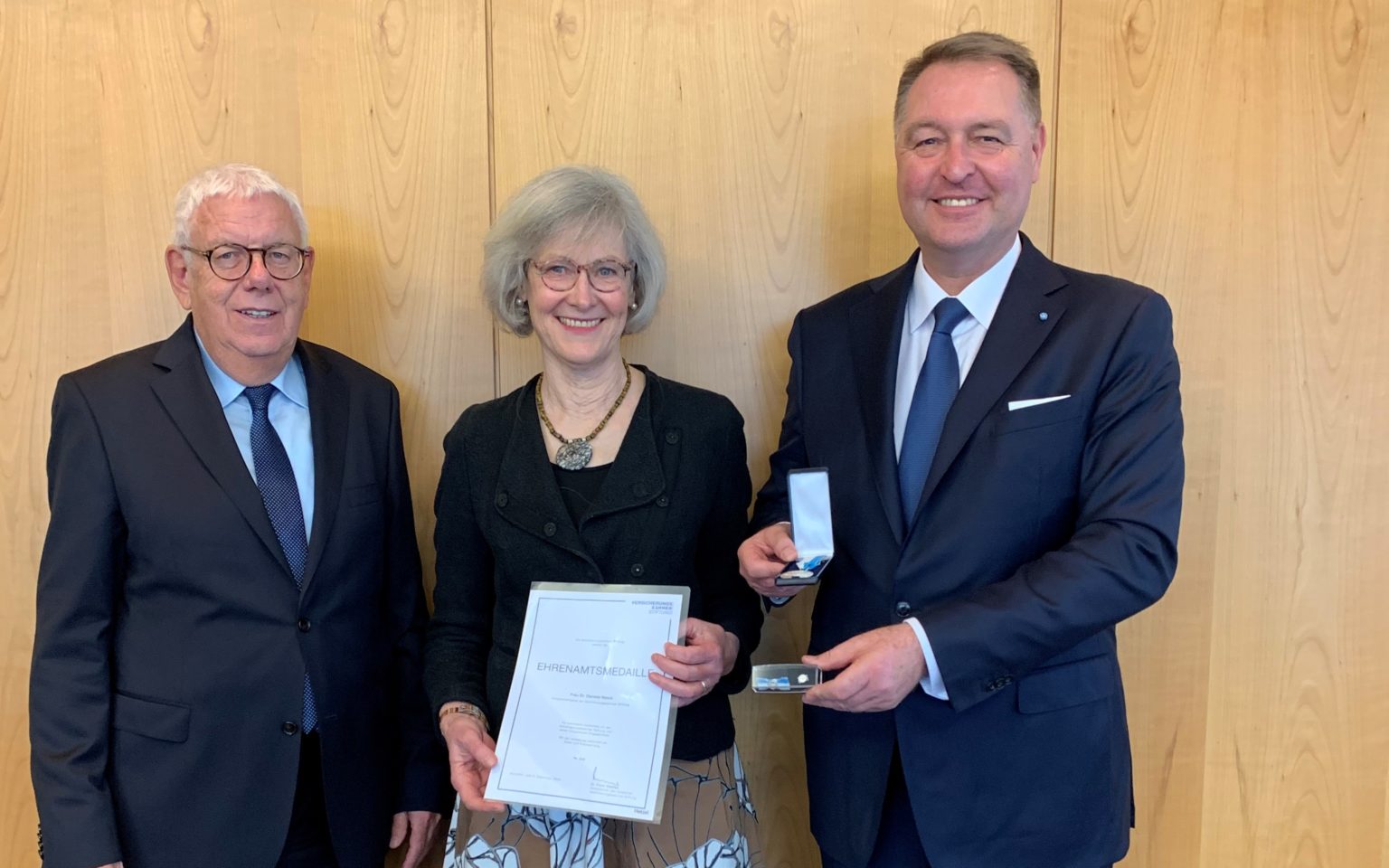 Ehrenamtsmedaille für Stiftungsvorständin | Versicherungskammer Stiftung